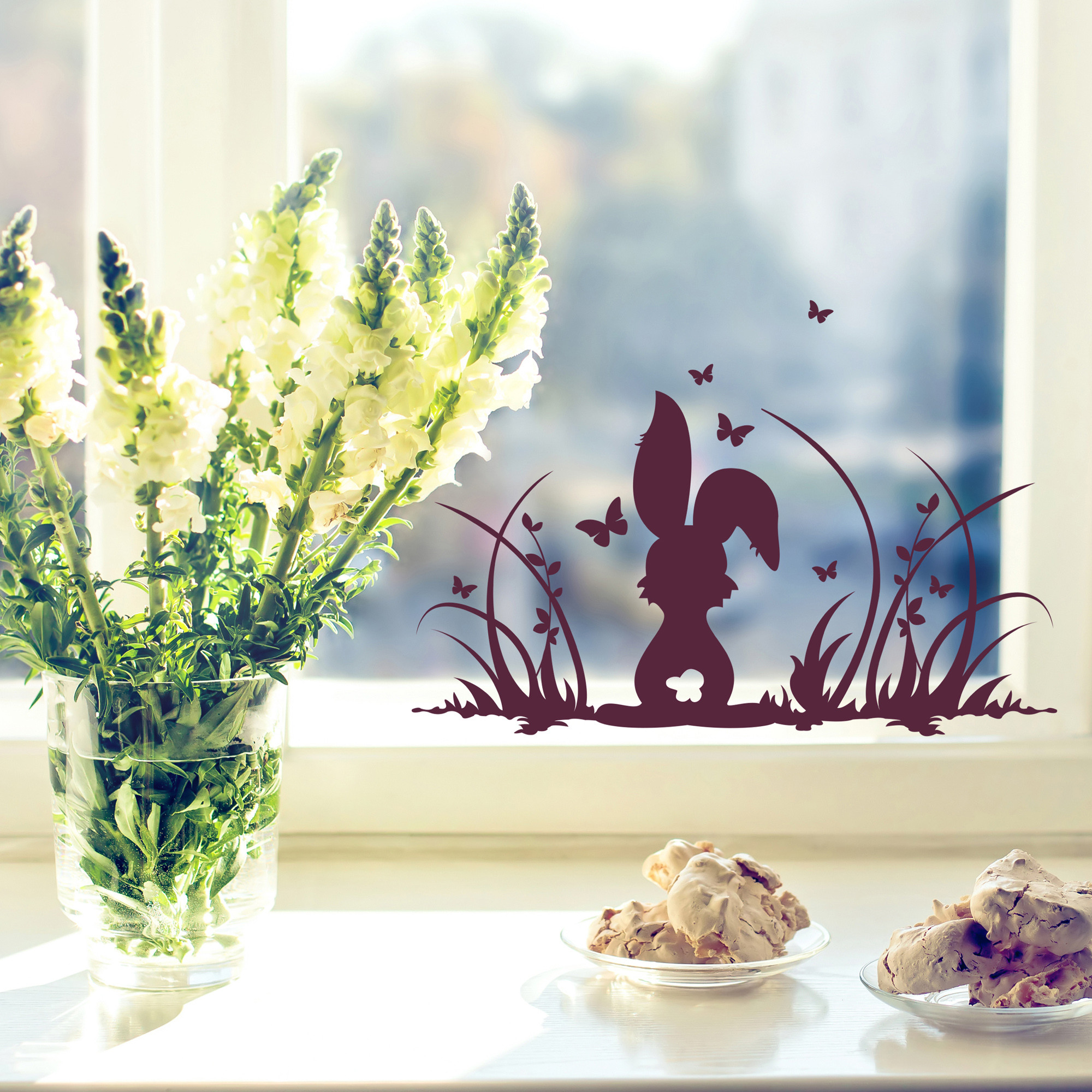 Fensterbild Osterhase auf Wiese mit Schmetterlingen M1364f ~ Wandtattoos Elfentür, Tassen